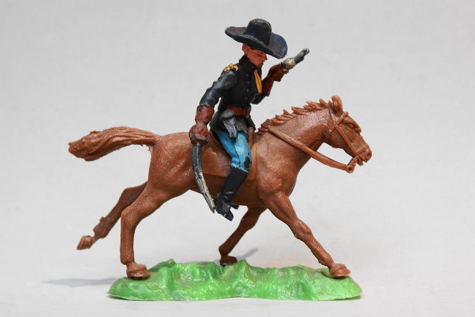 Crescent ACW Mounted Union Officer with Sword - Herald Toys and Models