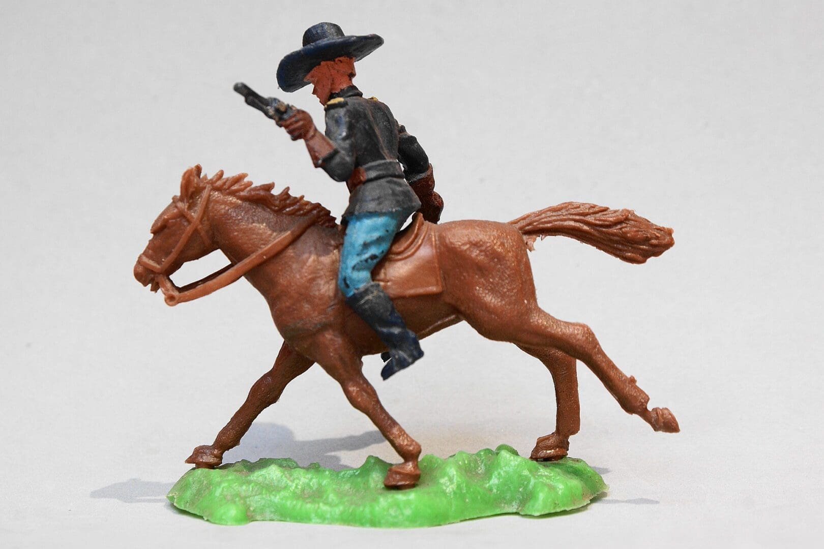 Crescent ACW Mounted Union Officer with Sword - Herald Toys and Models