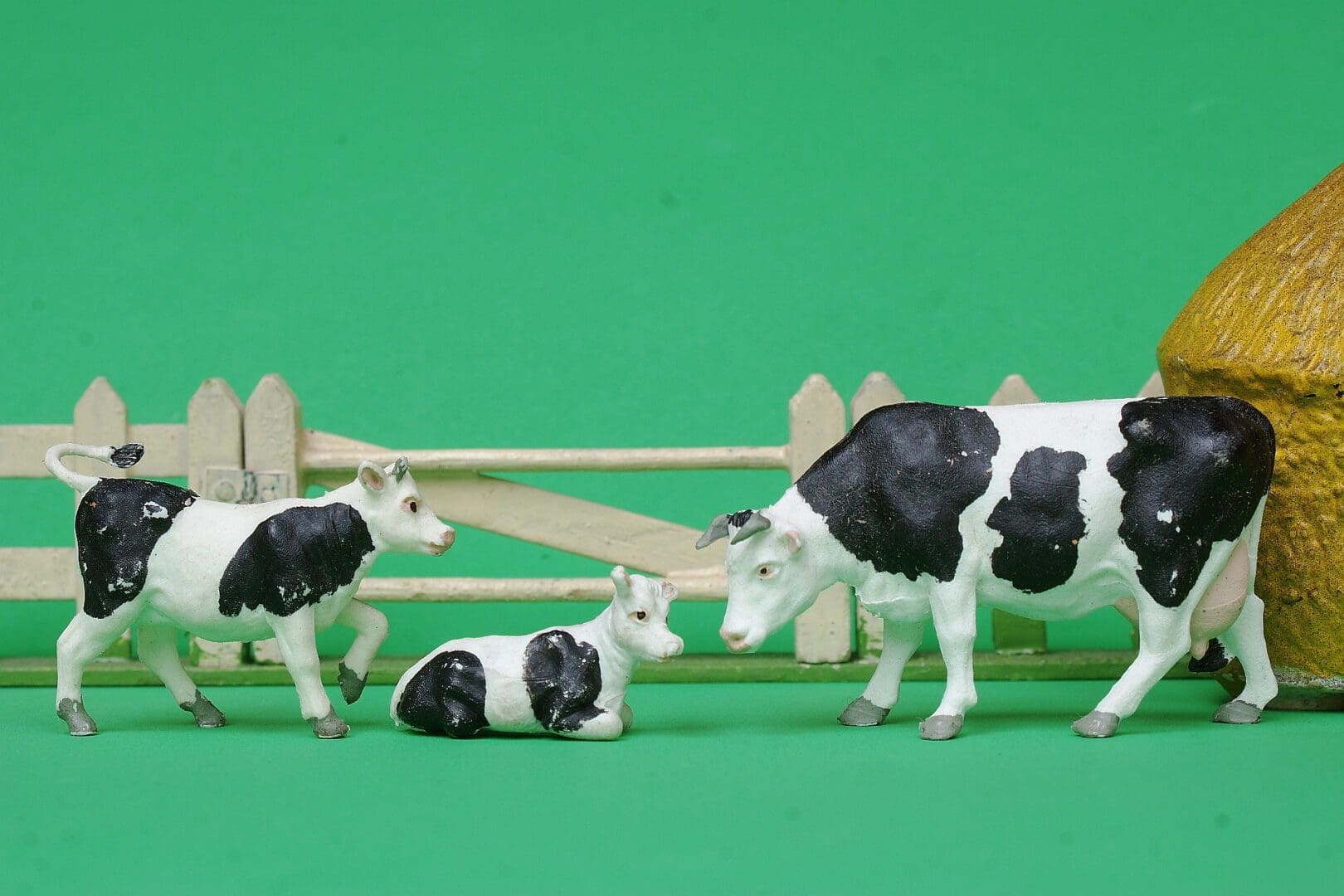 NEW! Herald Cow Feeding & 2 Calves (Friesians) - Herald Toys and Models