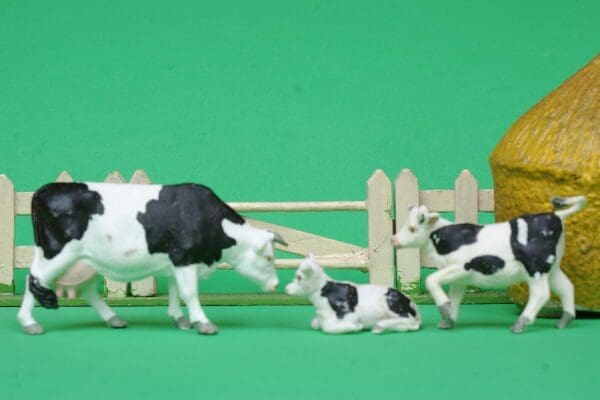 NEW! Herald Cow Feeding & 2 Calves (Friesians) - Herald Toys and Models