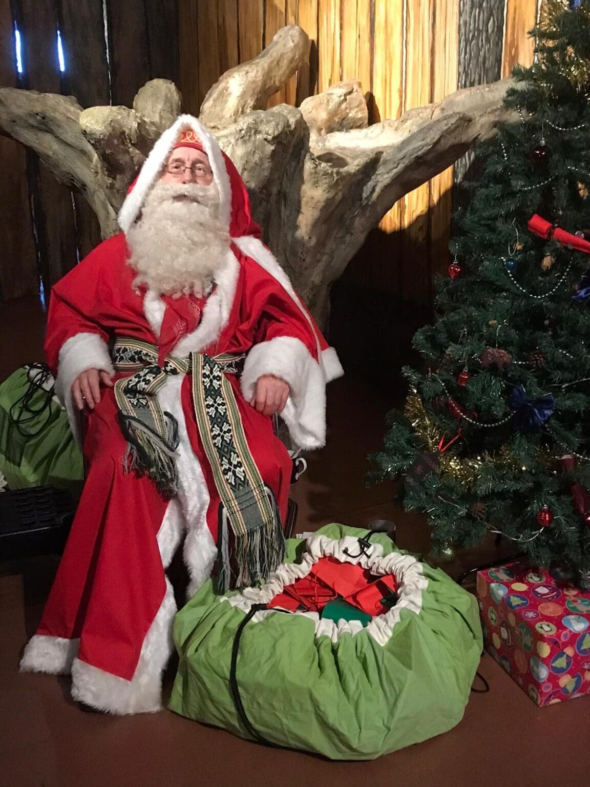 Collector Dan Morgan Plays Santa! - Herald Toys and Models