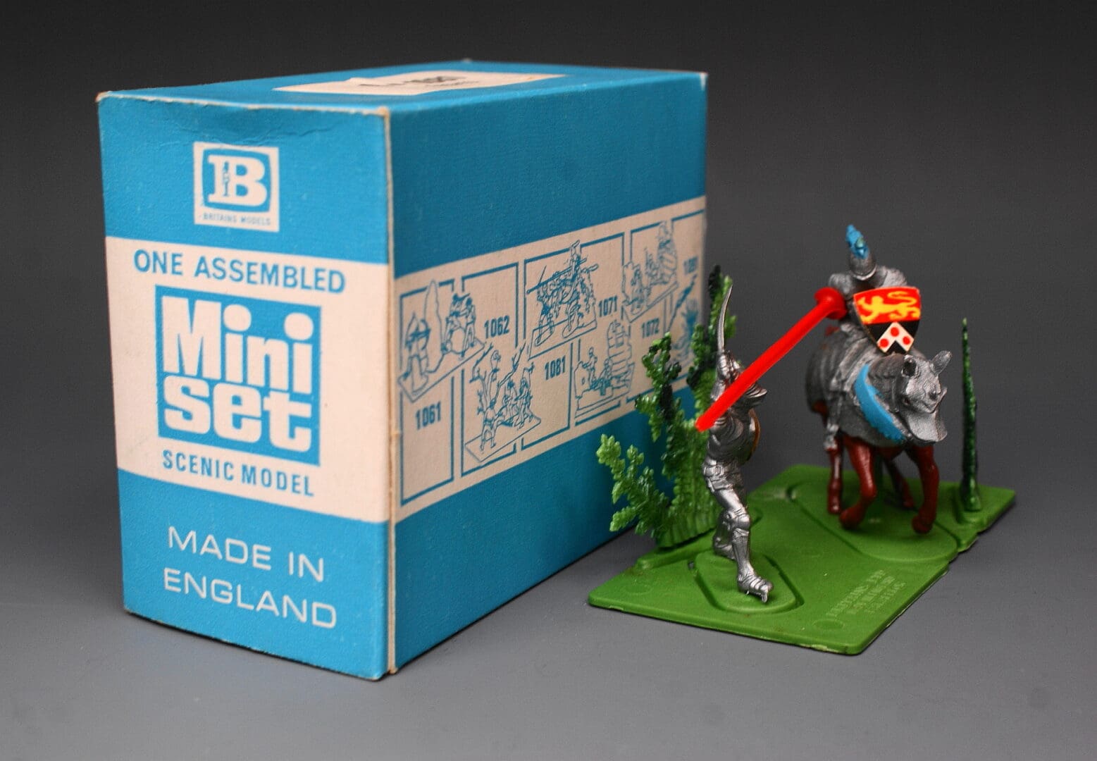 Britains Mini-set Knights in Combat Scenic Models, Boxed - Herald Toys ...