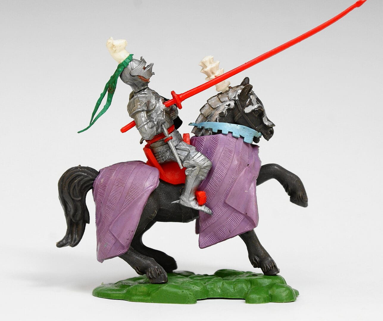 Swoppet C15th Knight Defending - PURPLE Blanket - Herald Toys and Models
